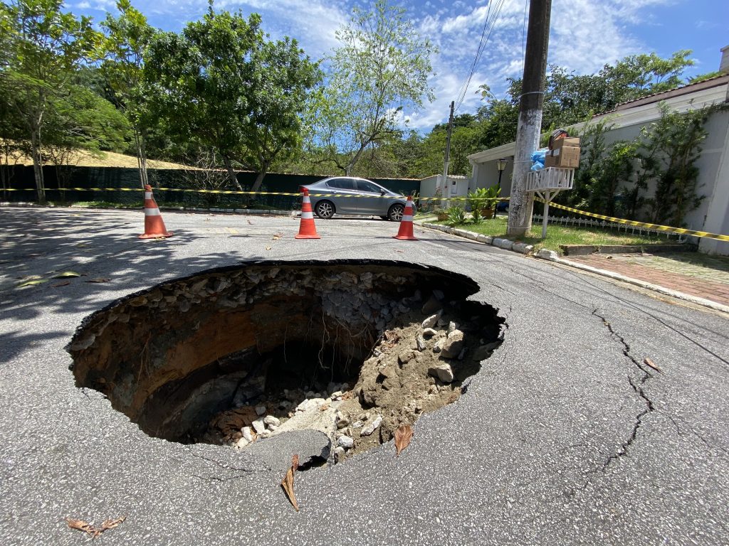 Asfalto cede e abre um grande buraco em uma rua do Residencial Eldorado ...